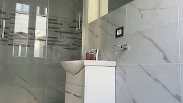 Quarto casal ou duplo | Banheiro | Chuveiro, secador de cabelo, roupões de banho, toalhas de banho