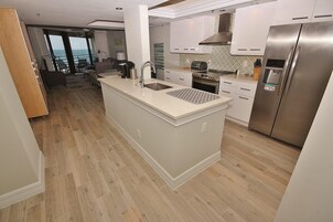 Apartamento em Condomínio Fechado, várias camas (Ebb Tide 403) | Cozinha privada | Um forno 