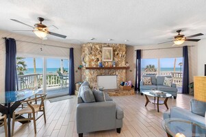 Casa, várias camas (LaKaSa House on Hill Street) | Sala de estar | Televisor 