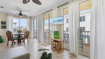 Condo, 1 cama Queen (Ocean Club at Turtle Mound 101) | Área de estar