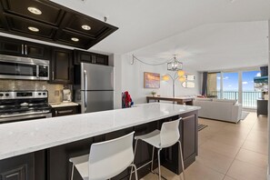 Apartamento em Condomínio Fechado, várias camas (Oceania Plaza 405) | Cozinha privada | Um forno 
