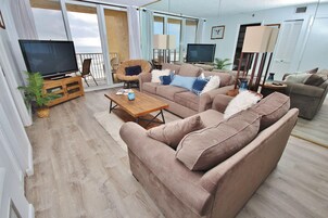 Apartamento em Condomínio Fechado, 1 cama king-size (Oceania Plaza 502) | Sala de estar