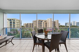 Condo, 1 cama King e sofá-cama (Oceanwalk 1-403) | Opções para refeição