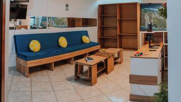 Quarto Comfort, 1 cama queen-size | Sala de estar | Televisor de ecrã plano de 55 polegadas com canais por cabo, Netflix