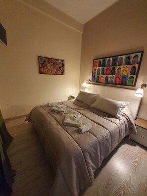 Quarto casal luxo, sacada, vista para a cidade | Escrivaninha, Wi-Fi de cortesia, roupa de cama