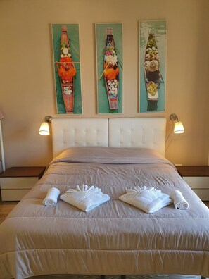 Quarto quádruplo família, sacada, vista para o jardim | Escrivaninha, Wi-Fi de cortesia, roupa de cama