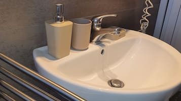 Quarto Quádruplo Familiar, varanda, vista para o jardim | Casa de banho | Um polibã, artigos de higiene pessoal grátis, um secador de cabelo