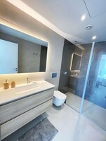 Apartamento de Luxo, vista para o mar | Casa de banho | Artigos de higiene pessoal grátis, um secador de cabelo, sabão, champô 