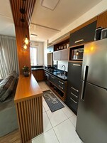 Apartamento premium, acesso à piscina, vista para a praia | Cozinha privada | Geladeira, micro-ondas