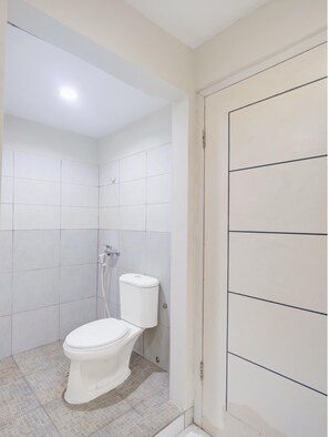 Quarto casal luxo | Banheiro | Chuveiro, produtos de toalete grátis, toalhas de banho, sabonete