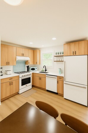 Apartamento, cozinha, vista para a piscina | Cozinha privada | Cafeteira/chaleira, torradeira