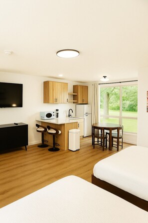 Quarto casal, 2 camas Queen, cozinha americana | Opções para refeição no quarto