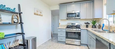 Casa, 2 camas Queen, varanda, vista para o jardim (1201 Glendora) | Cozinha privada | Cafeteira/chaleira