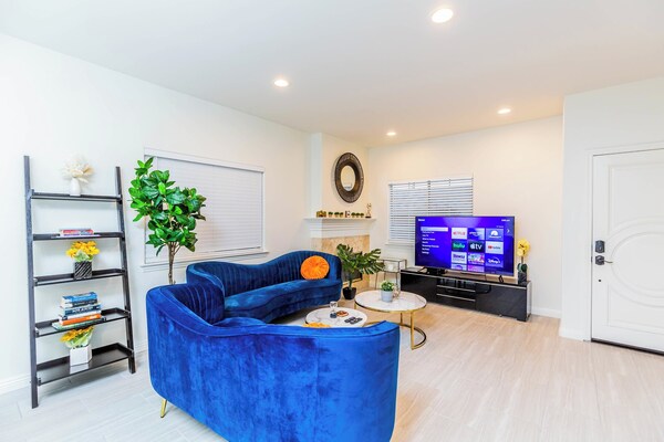 Not Affected By The Fire/elegant Pasadena Retreat Prime Comfort Awaits - Pasadena, CA