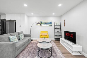 Apartamento, várias camas, varanda, vista para o jardim (Lake #6 Altadena) | Área de estar