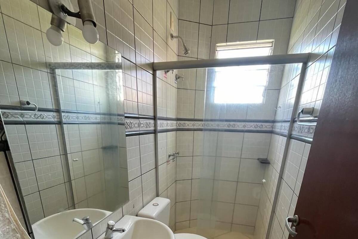 Toalhas fornecidas, sabão, champô, papel higiénico 