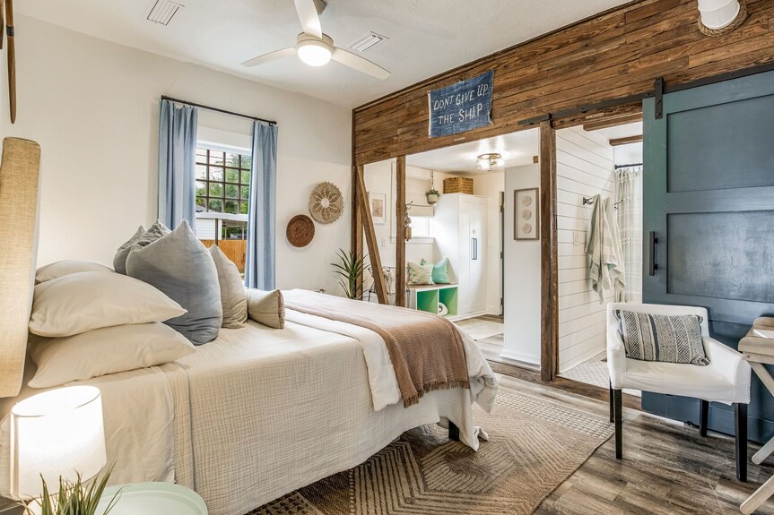 Historic P'cola Bungalow! King Bed. Free Parking - Pensacola, FL