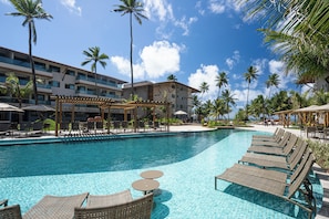 2 piscinas interiores, 5 piscinas exteriores, guarda-sóis