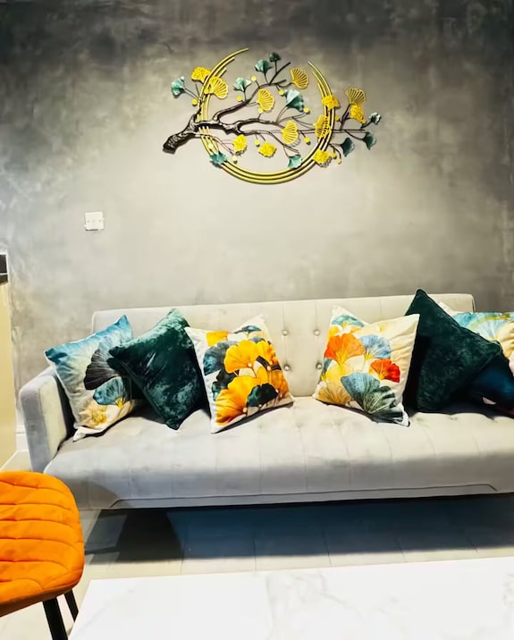 Realocator Hub - Spacious 2bed2bath + Parking + Storage In Sl3 - Slough