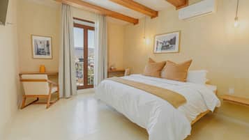 Quarto Superior, varanda, Vista para a cidade | Secretária, cortinas/cortinados opacos, ferro/tábua de engomar