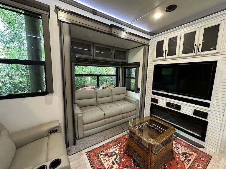 Luxury Rv Glamping With Fire Pit; Charming & Cozy; Secluded Yet Close To Town - Deltona, FL