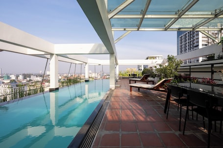 Piscina exterior . Bellavita Residence City Center by Soben