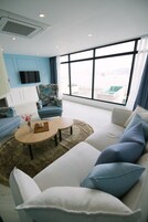 Premium Suite Ocean View, Floor-to-ceiling window, 2 Rooms, Ocean view available lying on bed | Roupas de cama antialérgicas, espaço de trabalho para notebook