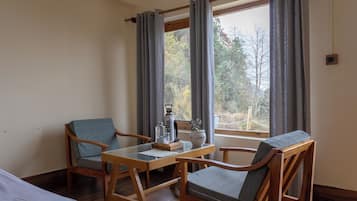 Quarto casal conforto, sacada, vista para a montanha | Wi-Fi de cortesia, roupa de cama