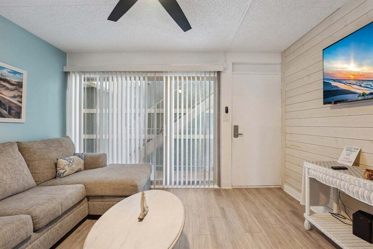 Sandy Shores Getaway: 3 Br Condo W/ Amenities - Sea Isle City, NJ