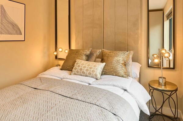 Host Stay Chic Townhouse By The Docks - Birkenhead