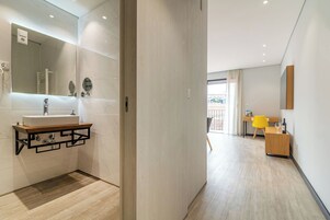 Apartamento Standard, 1 quarto | Casa de banho | Um polibã, papel higiénico 