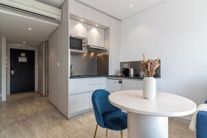 Apartamento, 1 quarto, varanda | Cozinha privada | Um frigorífico, um micro-ondas, uma placa de cozinha, uma torradeira 