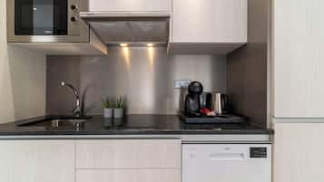 Estúdio, terraço | Cozinha privada | Um frigorífico, um micro-ondas, uma placa de cozinha, uma torradeira