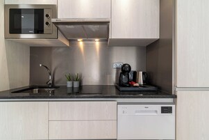 Estúdio, terraço | Cozinha privada | Um frigorífico, um micro-ondas, uma placa de cozinha, uma torradeira 