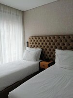 Estúdio, terraço | Roupa de alta qualidade, edredões de penas, quartos insonorizados