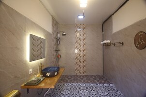 Dúplex, Vista para a cidade | Casa de banho | Artigos de higiene pessoal grátis, um secador de cabelo