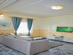 Apartamento, 2 quartos, varanda, Vista para a cidade | Sala