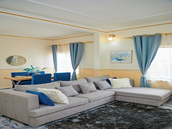 Apartamento, 2 quartos, varanda, Vista para a cidade | Sala