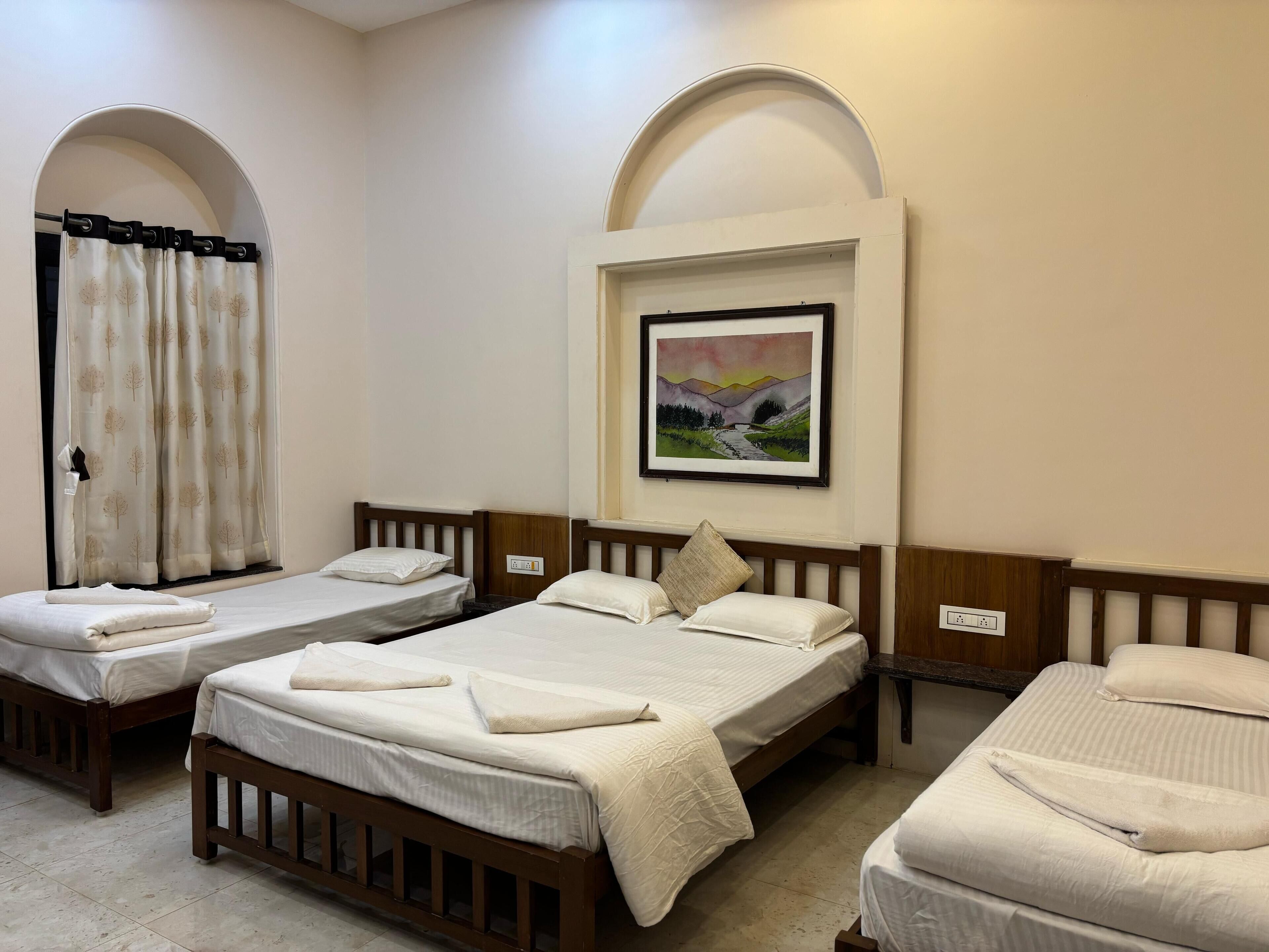 Quarto casal ou duplo superluxo, várias camas, para não fumantes, vista para a colina