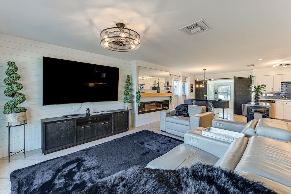 1 Mi To Bonita Beach Park: Chic Canal-front Home! - Caribbean