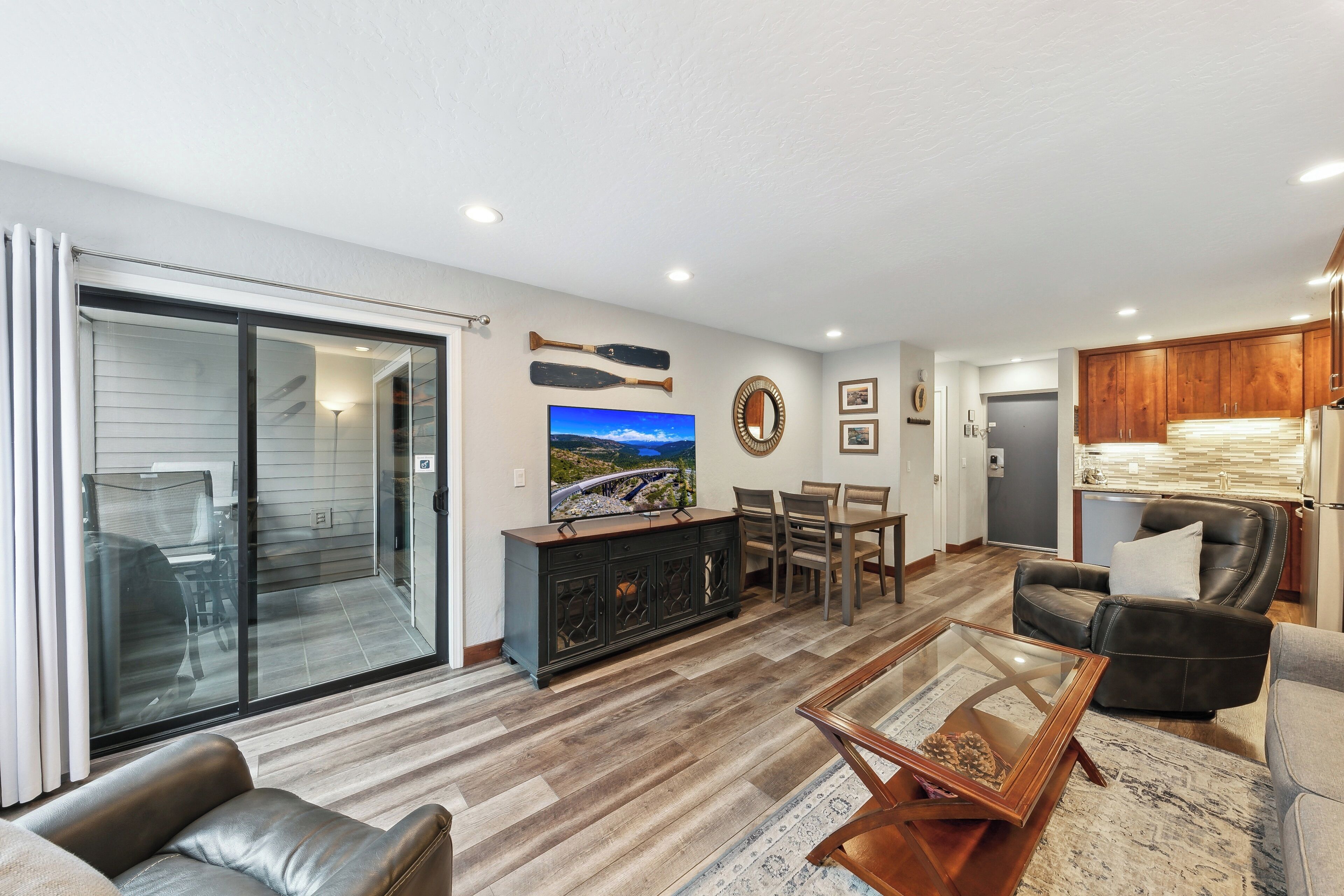 Modern 1br Llv#113 Hot Tub, Fireplace, Ac, Lake, Ski, Hike, Gym, Pool - Stateline, NV