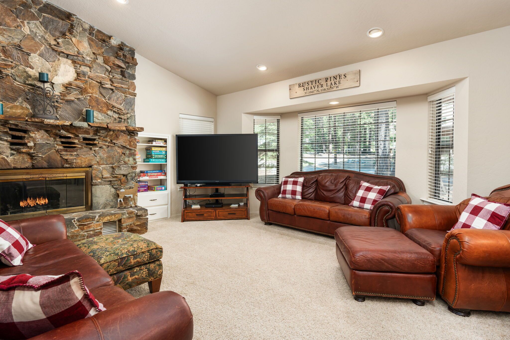 Rustic Pines- Family Fun Game Cabin In East Village - Shaver Lake, CA