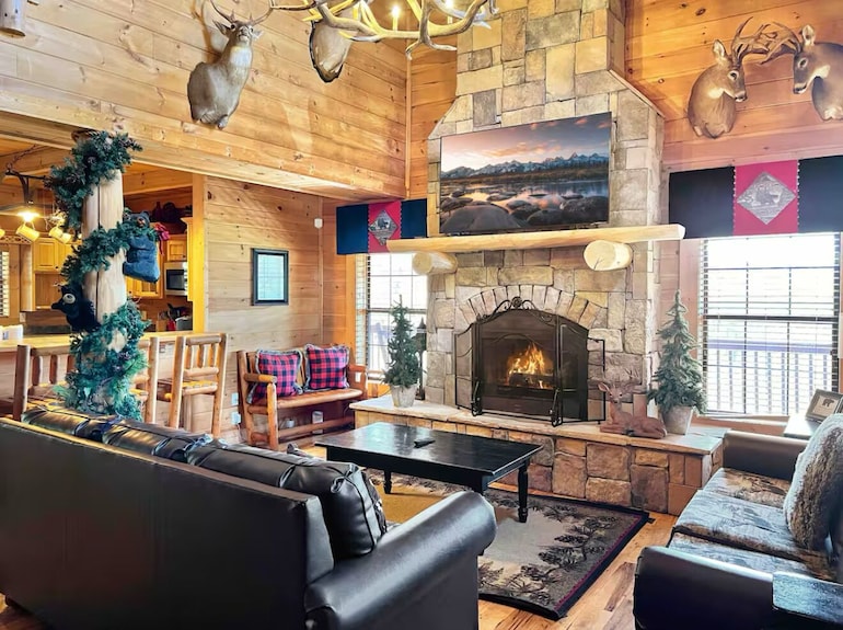 Winter Savings! Amazing 4br Cabin -Ht, Fire Pit & Game Room-10 Mins From Pf - Pigeon Forge, TN