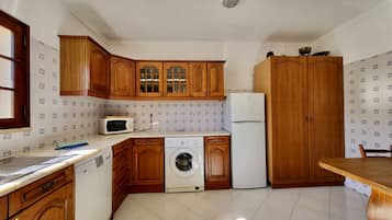 Um micro-ondas, um forno, uma máquina de lavar louça