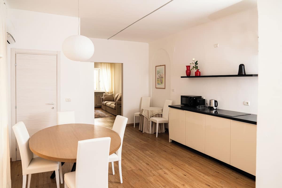 Appartamento familiare, vista sulla città, piano 1 | Cozinha privada | Um frigorífico/congelador grande, um micro-ondas, um forno