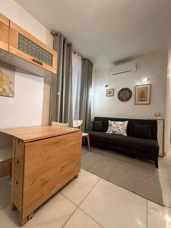 Int. 3, Apartment 3 - Massa