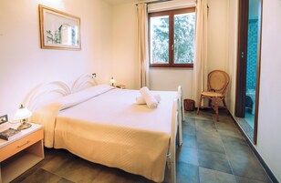 Quarto Clássico com Cama de Casal | Minibar, berços/camas para crianças grátis, roupa de cama fornecida 