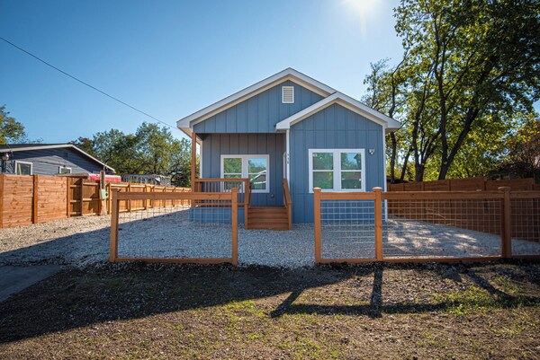 Stylish 3br/2ba Urban Retreat Near Lively Downtown - San Antonio, TX