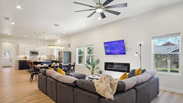Casa (5 Bedrooms) | Sala de estar | Televisor de 50 polegadas com canais digitais