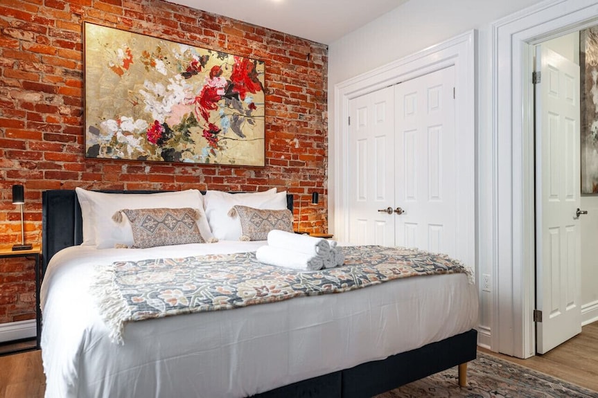 Plums Unit 1: Downtown - King - Ontario